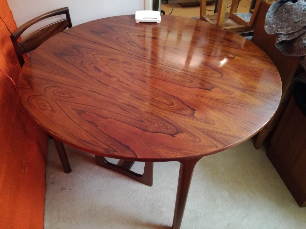 Dining Table – Round Mahogany – Revival Props