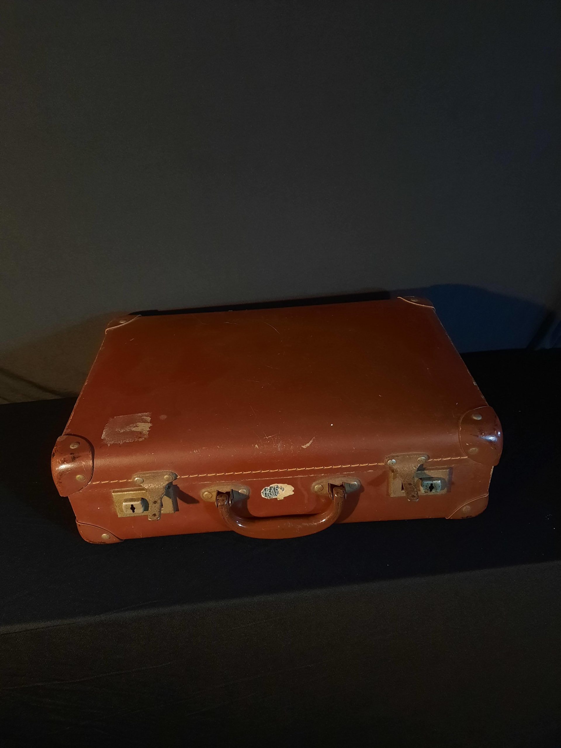 Suitcase – Brown/Leather/Corner Protectors – Revival Props