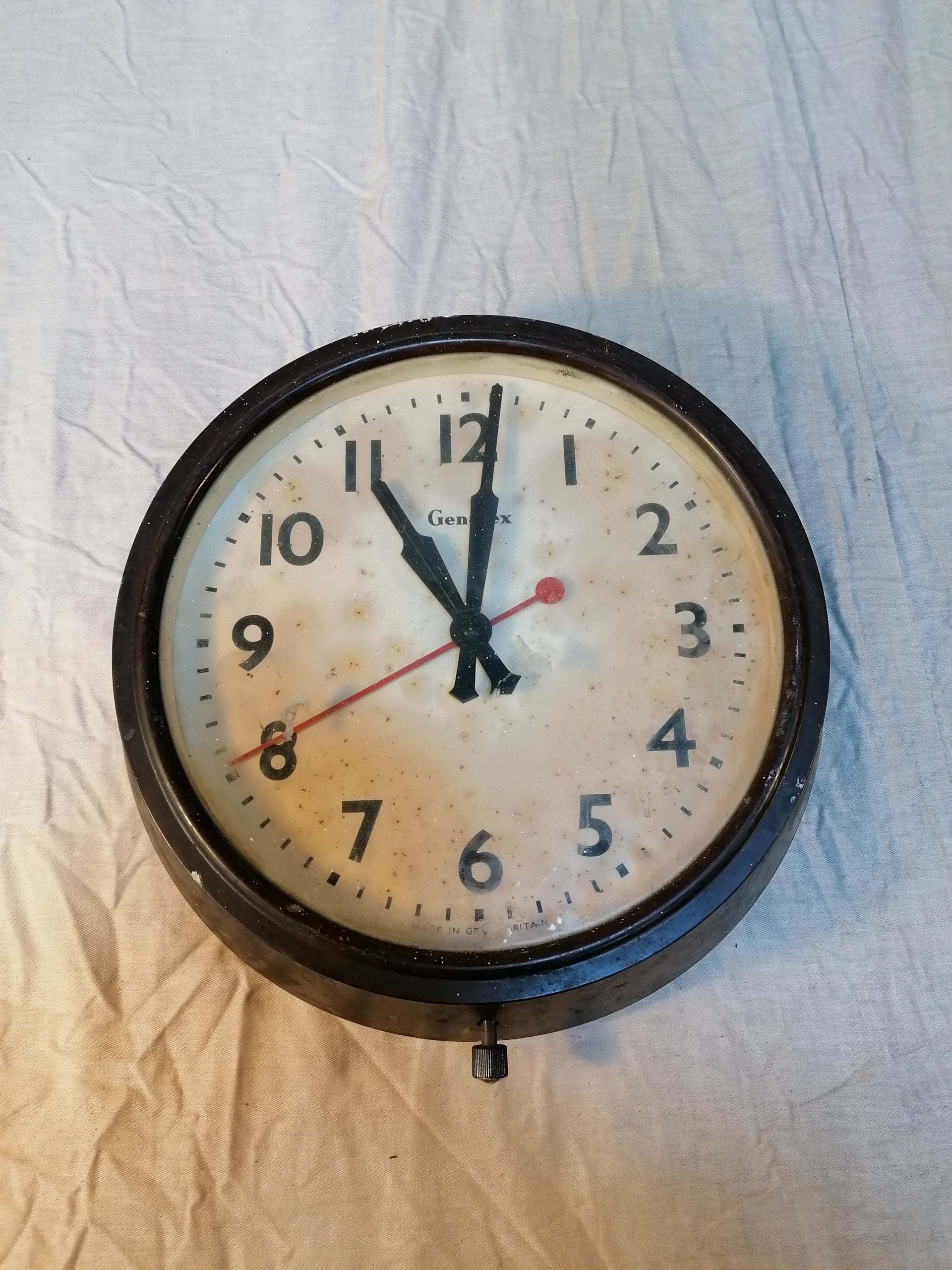 Clock – Wall Mount/Brown/Plastic – Revival Props