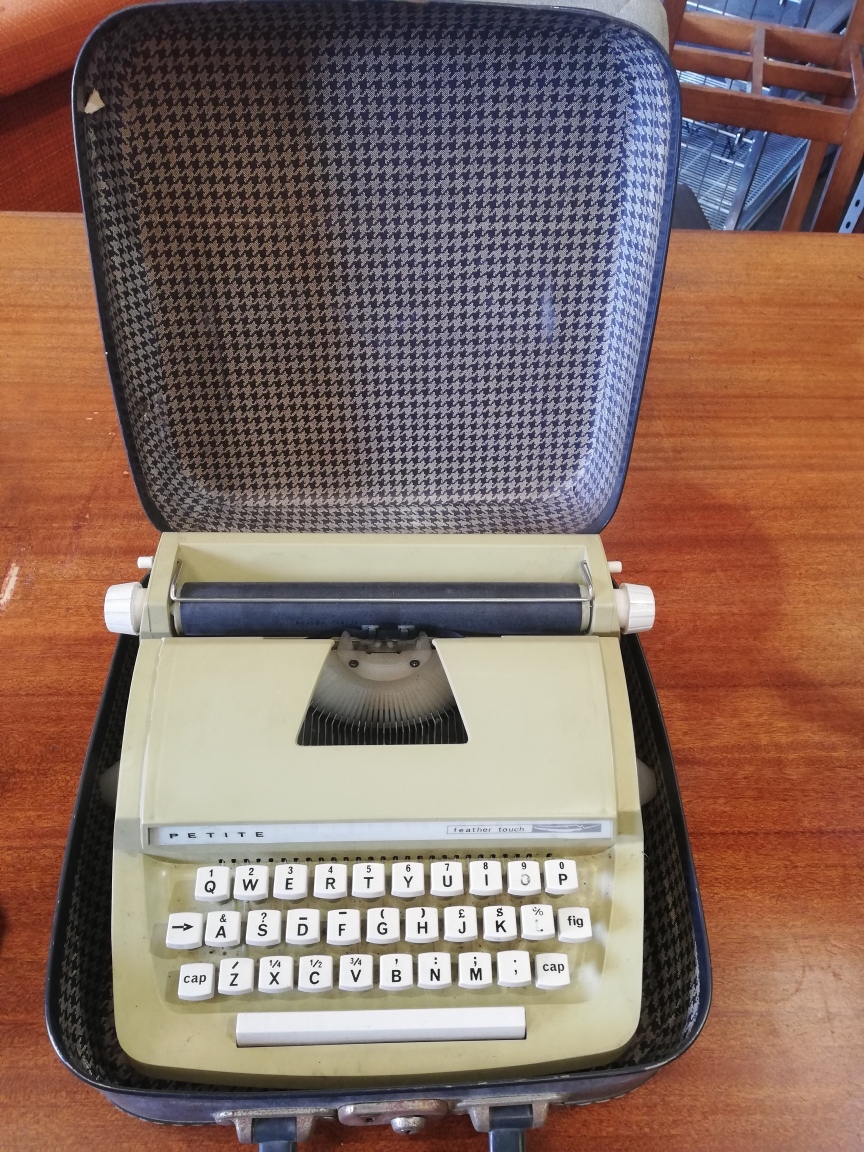 Typewriter – Petit Feather Touch – Revival Props