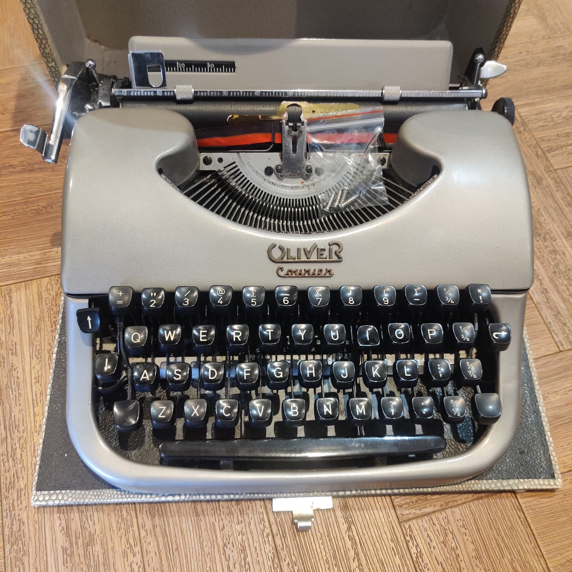 Typewriter – Oliver Courier (1955) – Revival Props